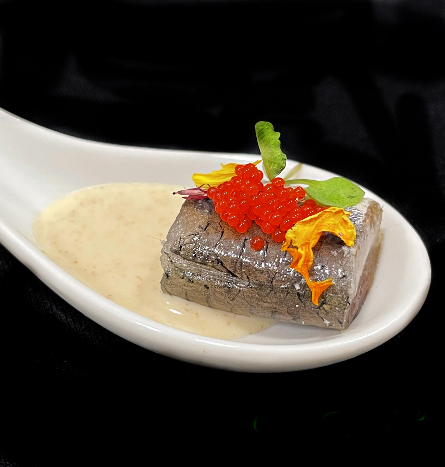 Boquerones marinados en cítricos y ajoblanco de chufa - Comisqueros